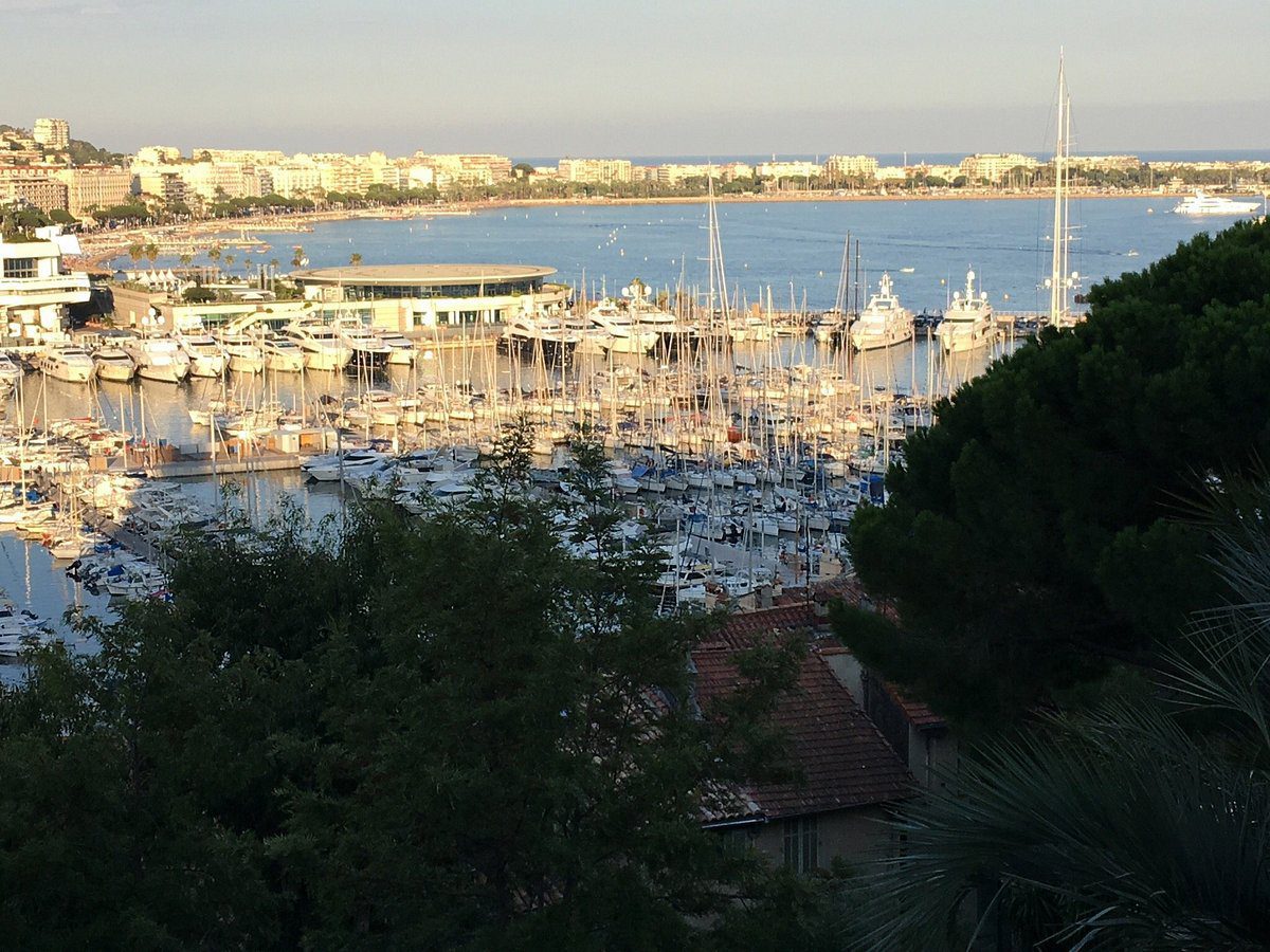 Explore Marché aux Le Suquet in Cannes with HSE Platform